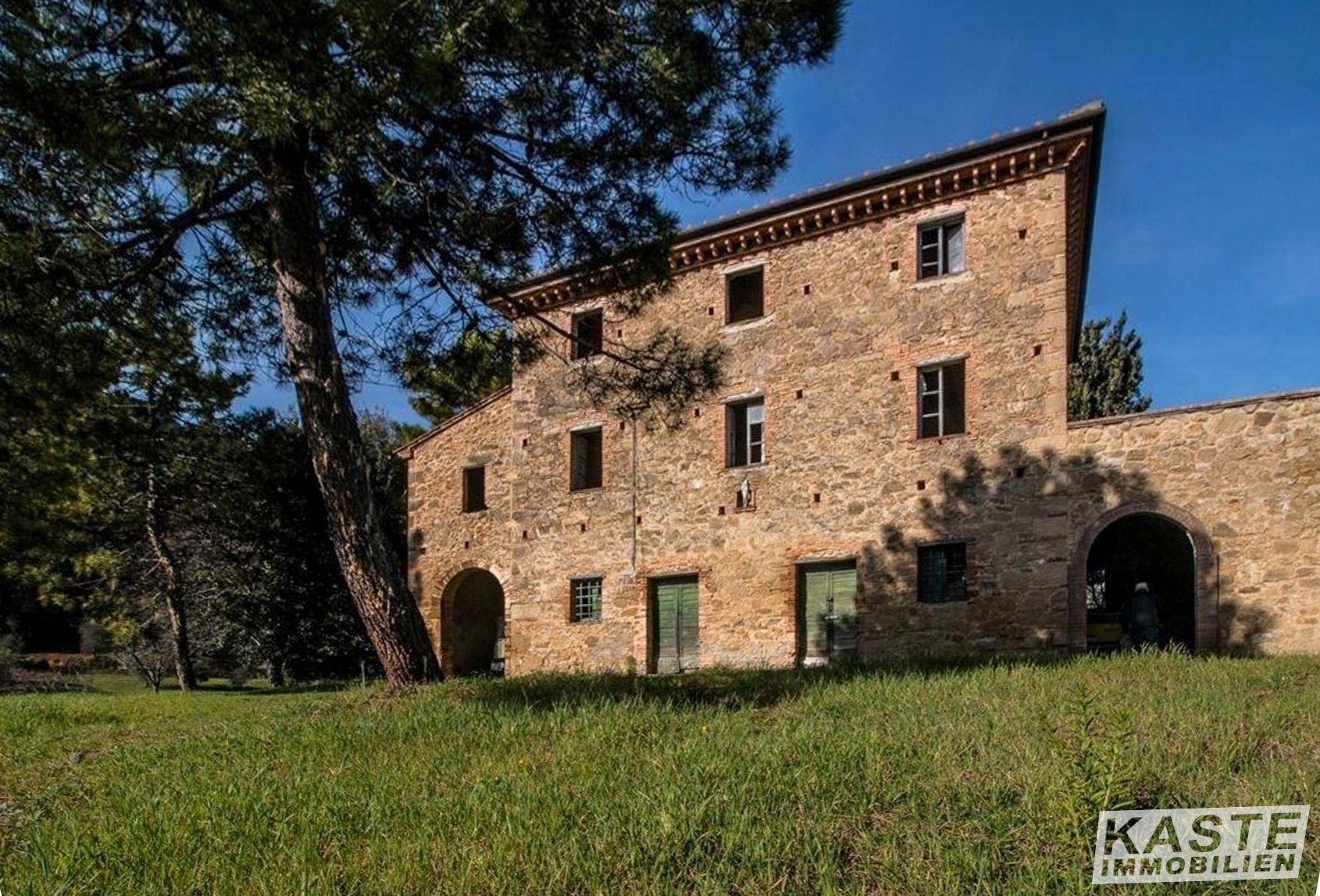 Restoration property: Old country mansion in Rivalto