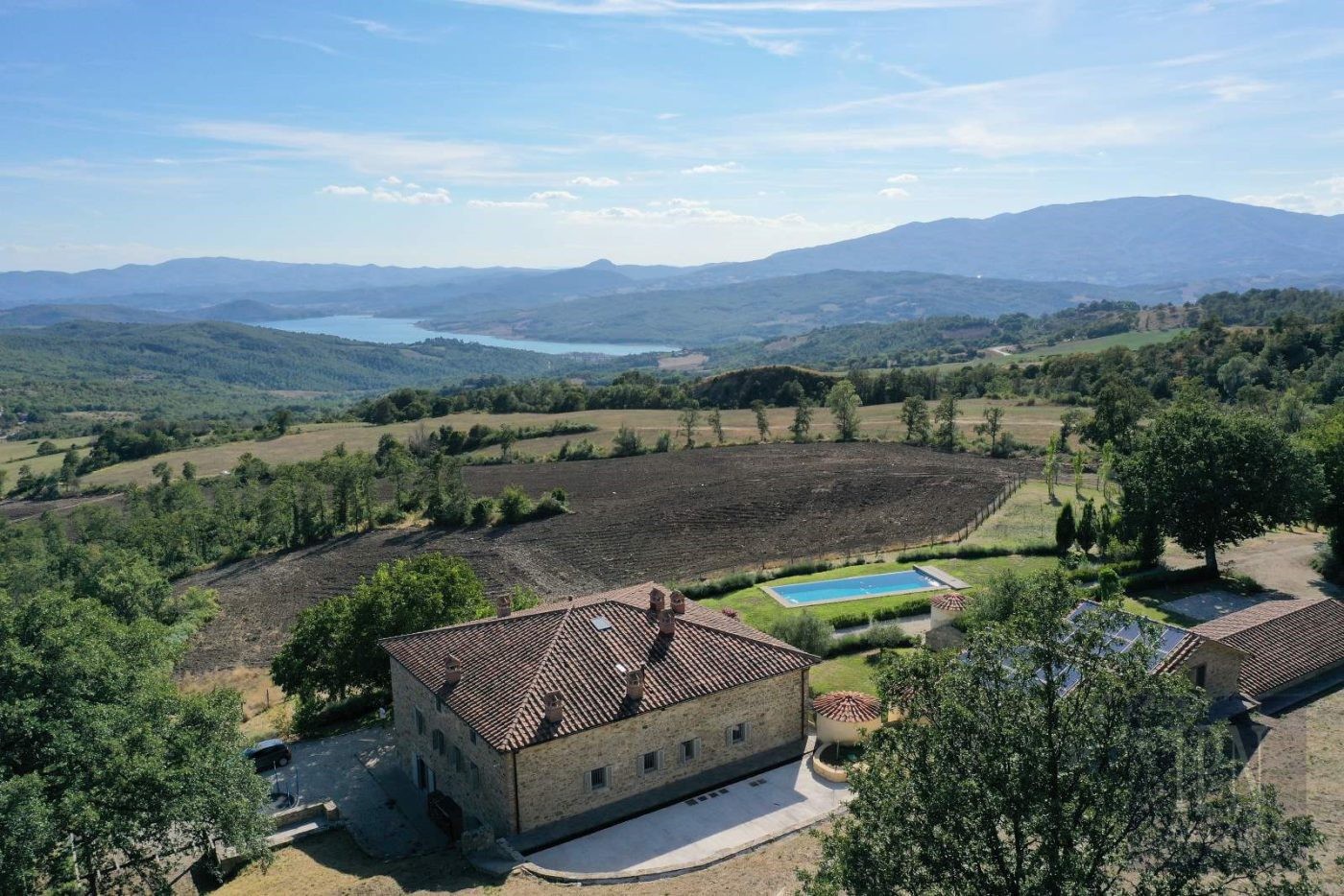 Tuscan mansion on Lake Montedoglio