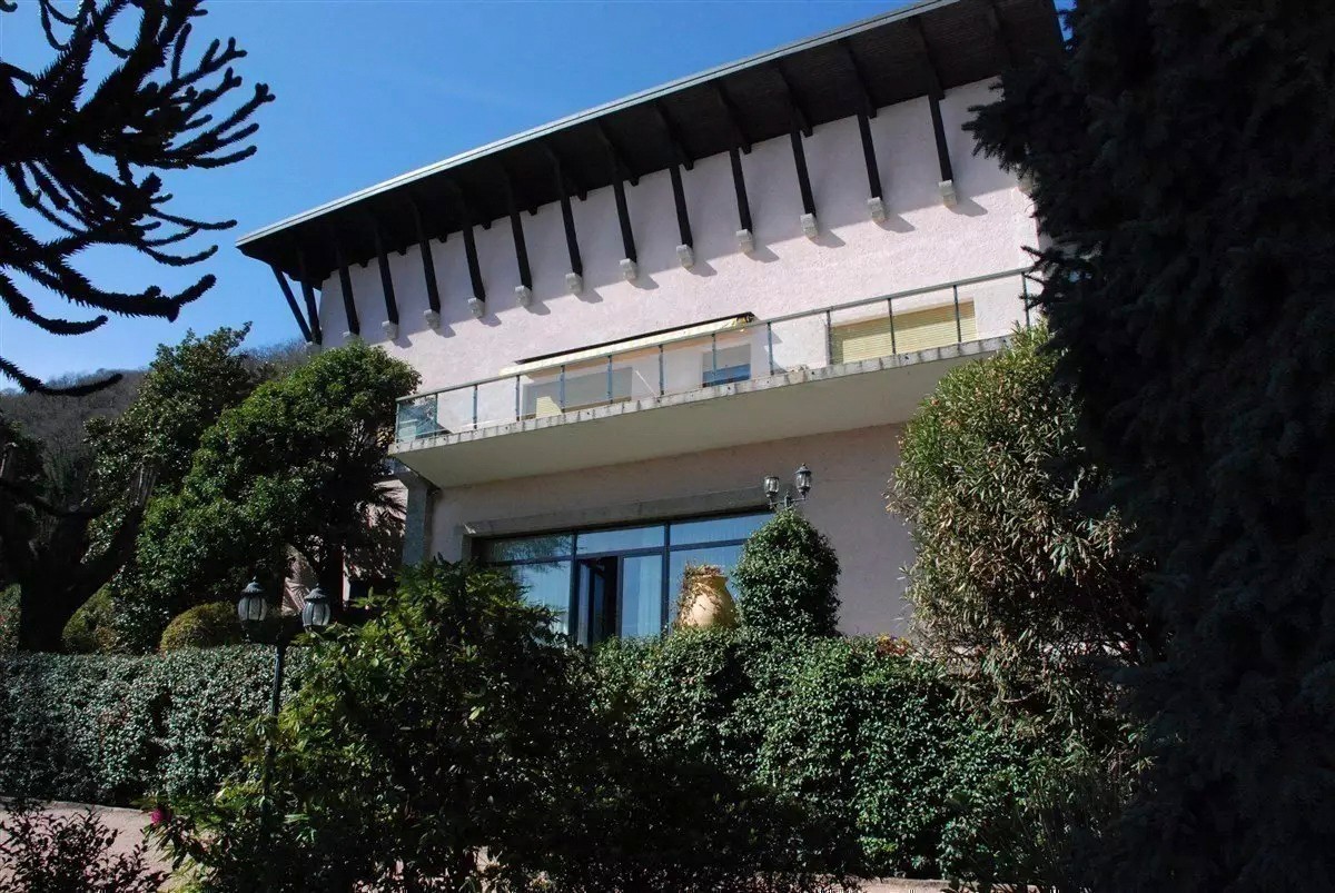 Spacious period villa in Belgirate with park, pool and lake view