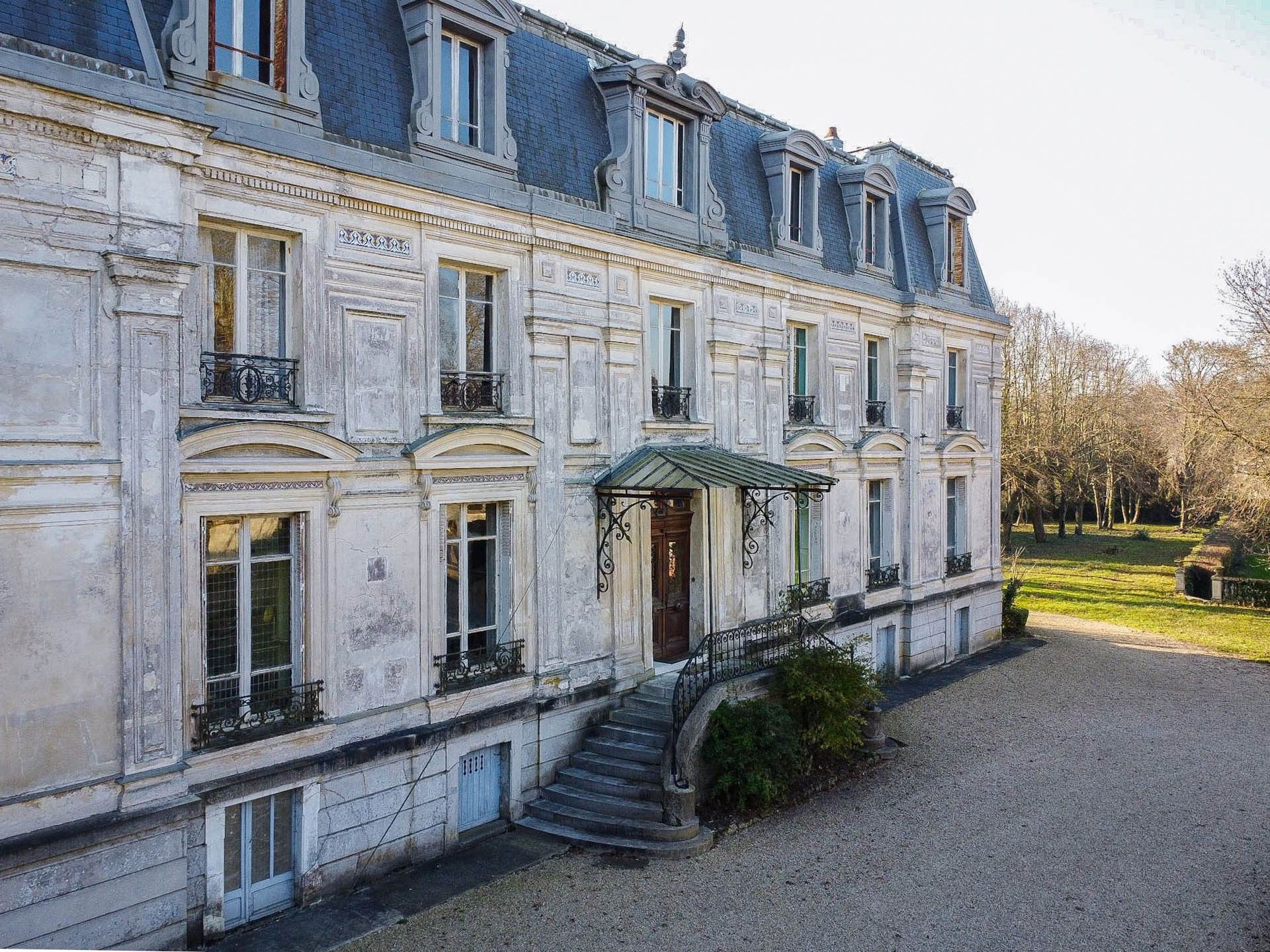 Neoclassical château near Paris, 5 ha park
