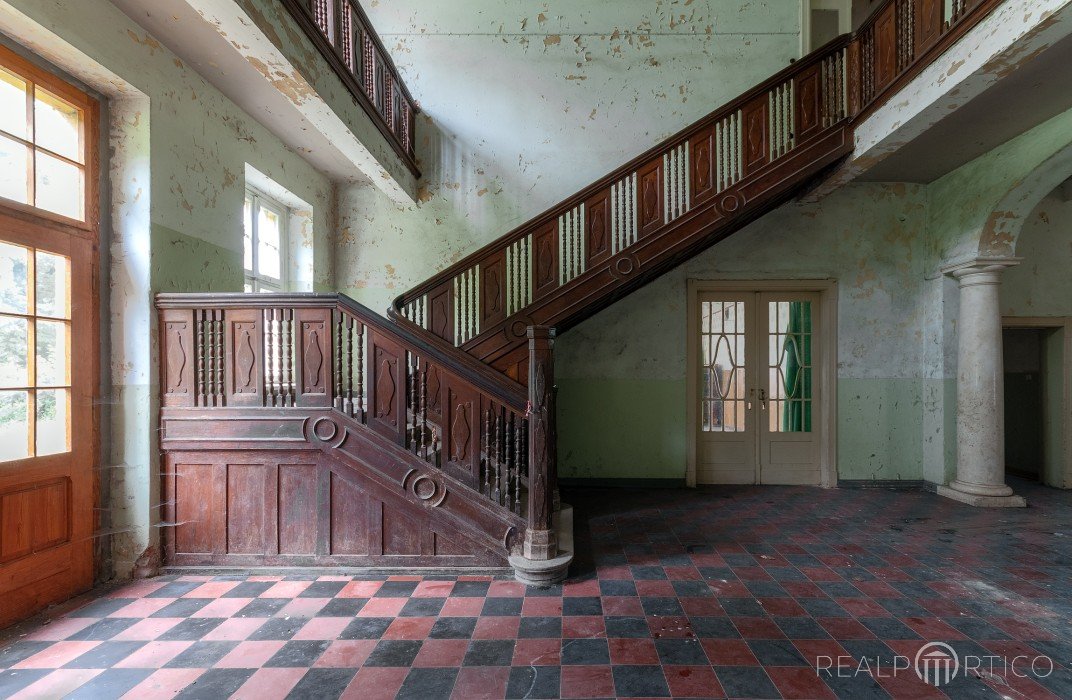 Entrance hall with main stairs and gallery in an old manor | Photoportico
